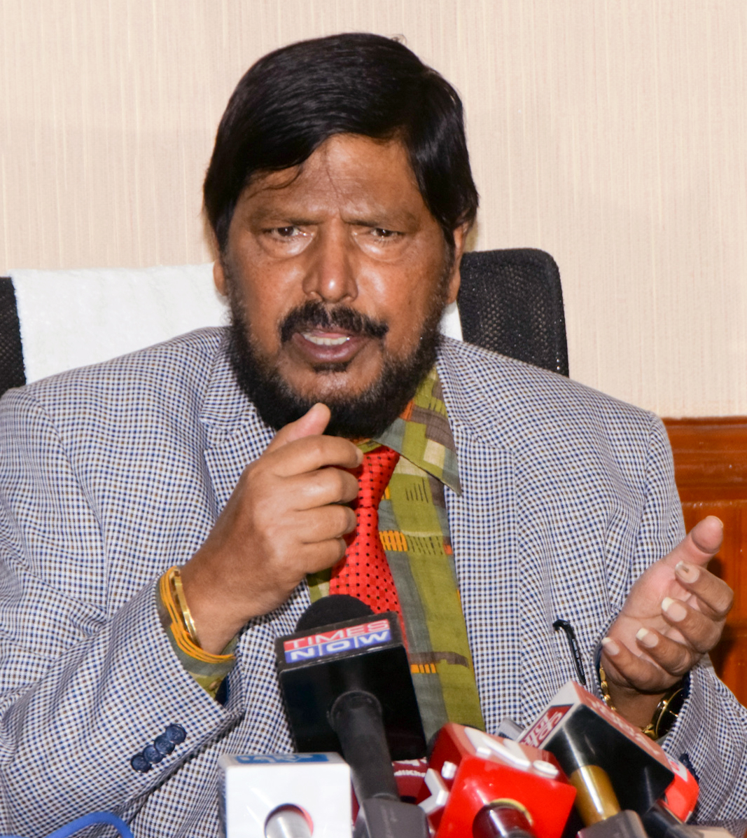 “Joyous day”: Ramdas Athawale at Ayodhya for Pran Pratishtha ceremony ... “Joyous day”: Ramdas Athawale at Ayodhya for Pran Pratishtha ceremony ...